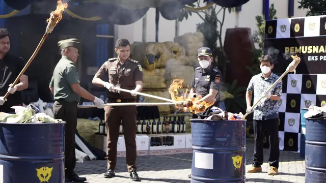 Bea Cukai Bakar 4,3 Ton Baju Bekas Impor di Surabaya - Bisnis Liputan6.com