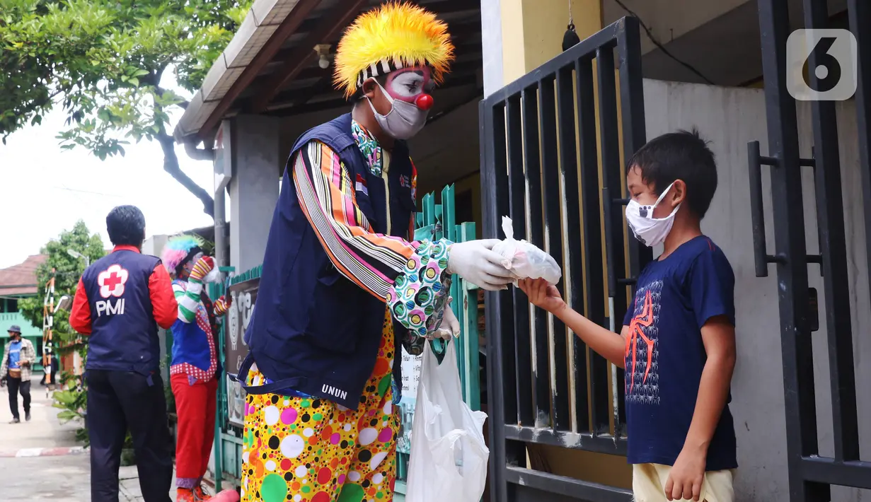 FOTO: Badut-Badut Lucu Bagikan Masker dan Sabun di Tangerang - Foto ...