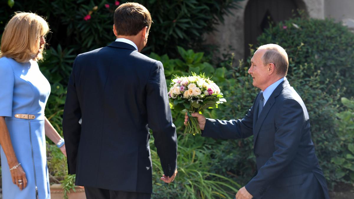 FOTO: Sambil Berlutut, Putin Beri Bunga kepada Istri Presiden Prancis ...