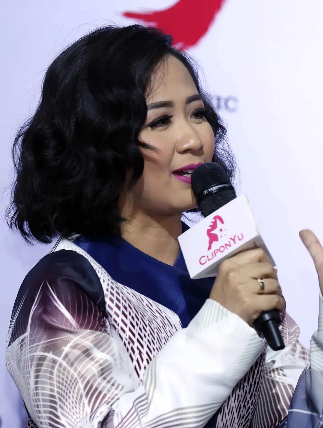 Astrid Menjajal Host - Photo Fimela.com