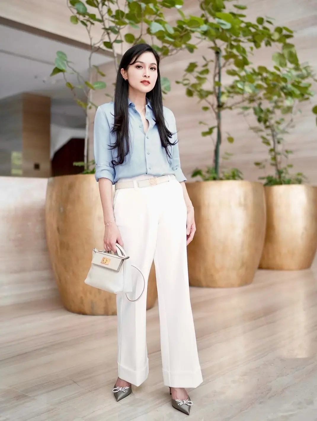 10 Potret OOTD Sandra Dewi yang Pancarkan Pesona Mahal, dari Gaya Ngantor hingga Tampilan Bak ...