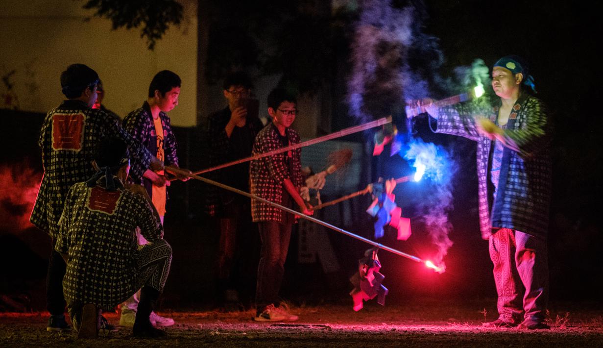 FOTO: Kemeriahan Festival Kembang Api Ritual Penganut Shinto Jepang ...