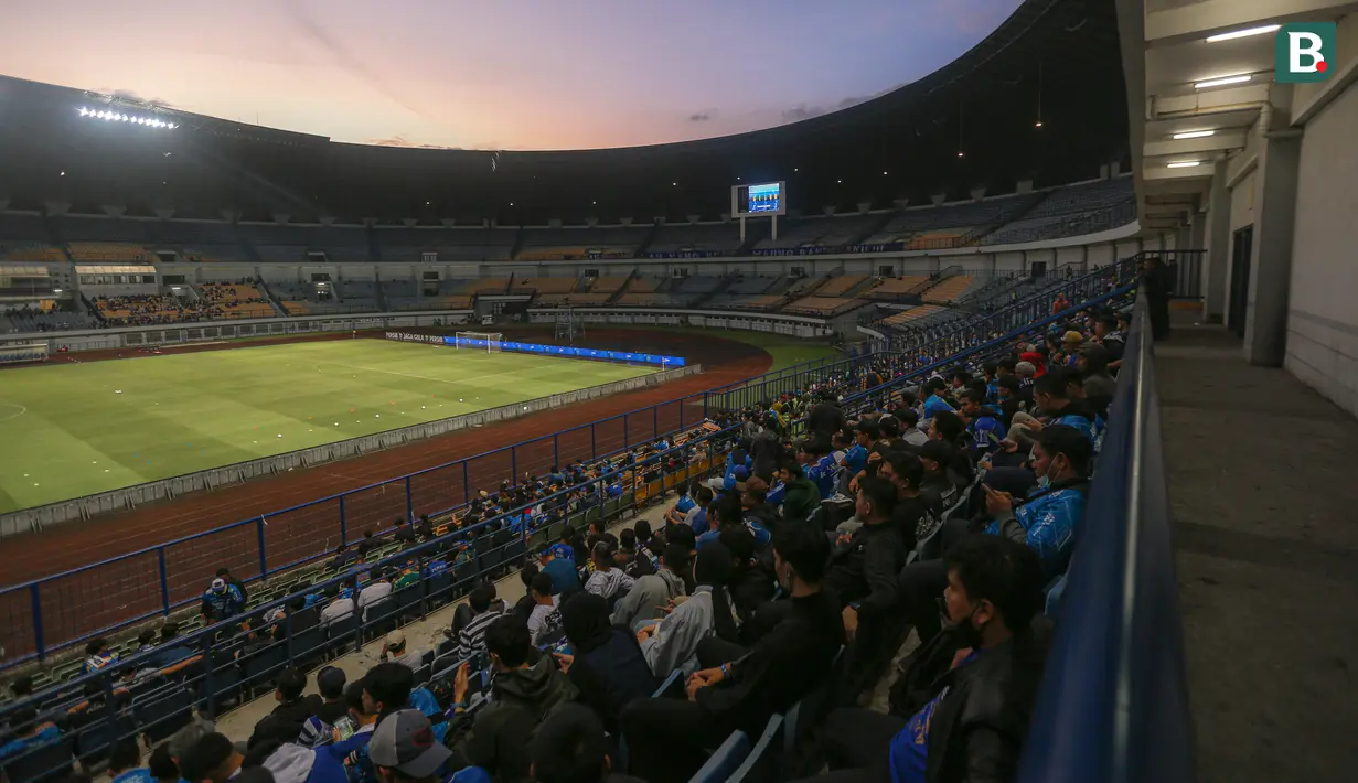 Foto: Pesona Senja dari Tribun Stadion GBLA, Menikmati Segelas Teh ...