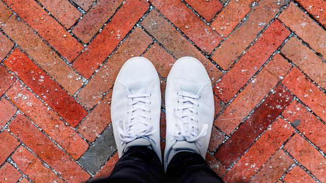 7 Cara Membersihkan Sepatu Putih yang Menguning, Agar Tampak Baru ...