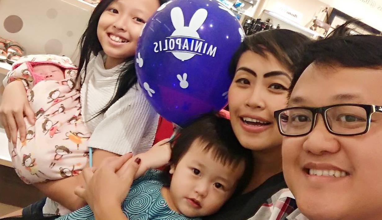 Lama Tak Muncul, Ini 8 Potret Pinkan Mambo Saat Mengasuh Buah Hati ...