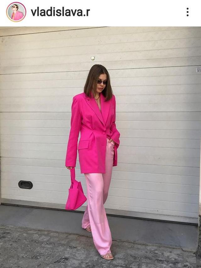 Tips OOTD: 7 Inspirasi dan Kombinasi Warna dengan Neon Pink yang Jadi ...