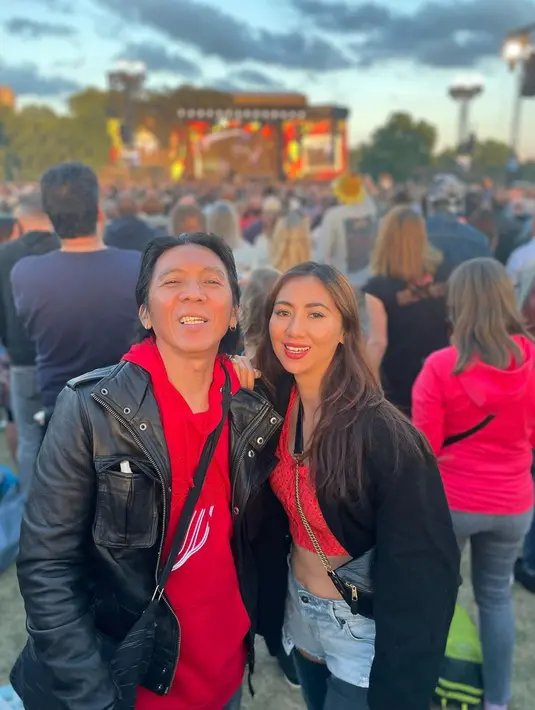 Potret Kebersamaan Bimbim Slank dan Istri yang Terpaut 17 Tahun, Selalu Mesra - Foto Liputan6.com