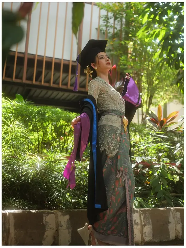 6 Seleb Wanita Wisuda Pakai Kebaya di Sepanjang Tahun 2025, Inspirasi Gaya