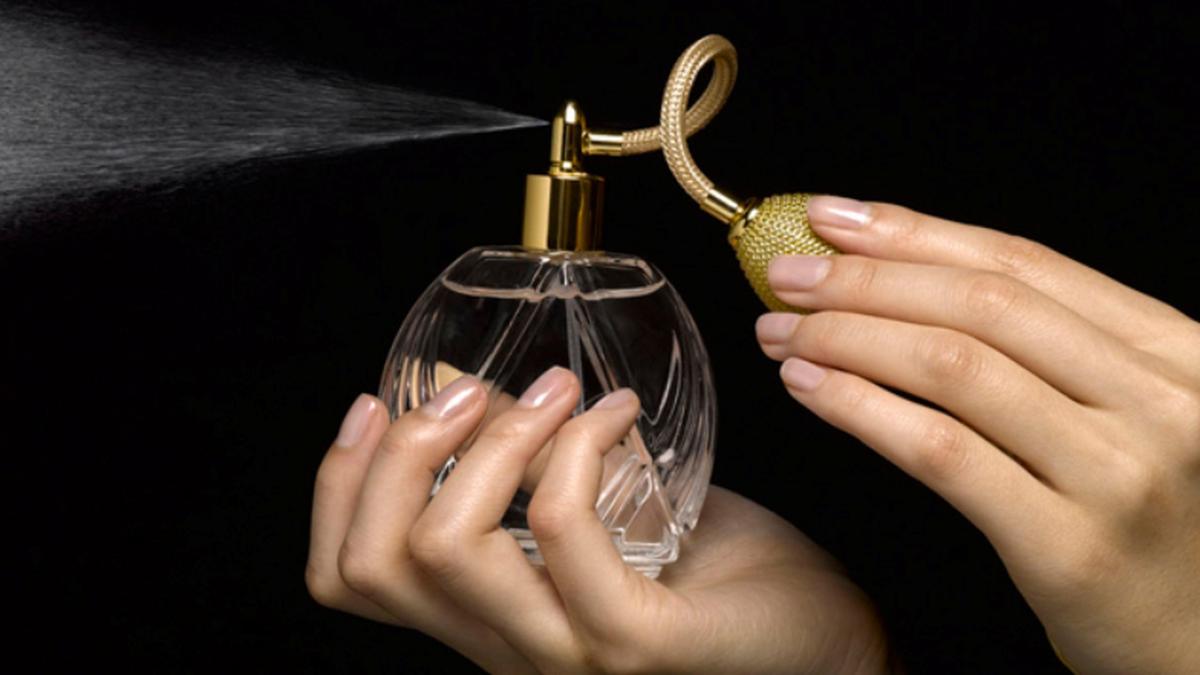 Terekam CCTV, Wanita Ini Semprot Parfum ke Selangkangan
