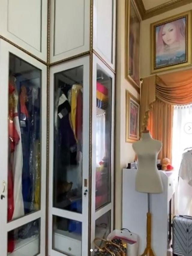 6 Potret Walk in Closet Inul Daratista, Penuh Koleksi Barang Mewah