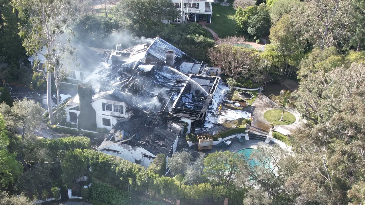 Rumah Cara Delevingne Kebakaran dan Kondisinya Mengenaskan, Hasil Kerja ...