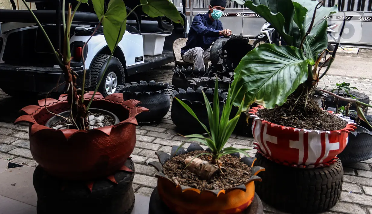 FOTO: Ban Bekas Disulap Jadi Pot Bunga Cantik - Foto Liputan6.com