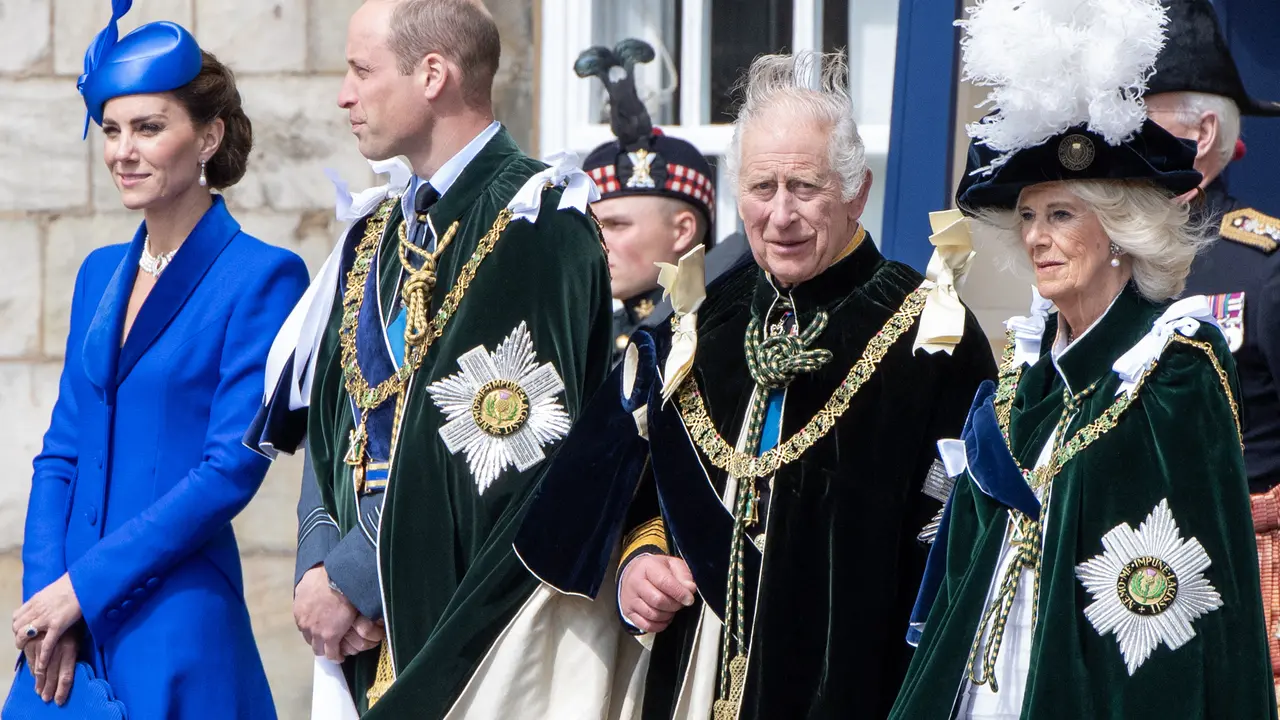 Mengapa Kate Middleton Tidak Mengenakan Jubah Seremonial untuk Upacara ...