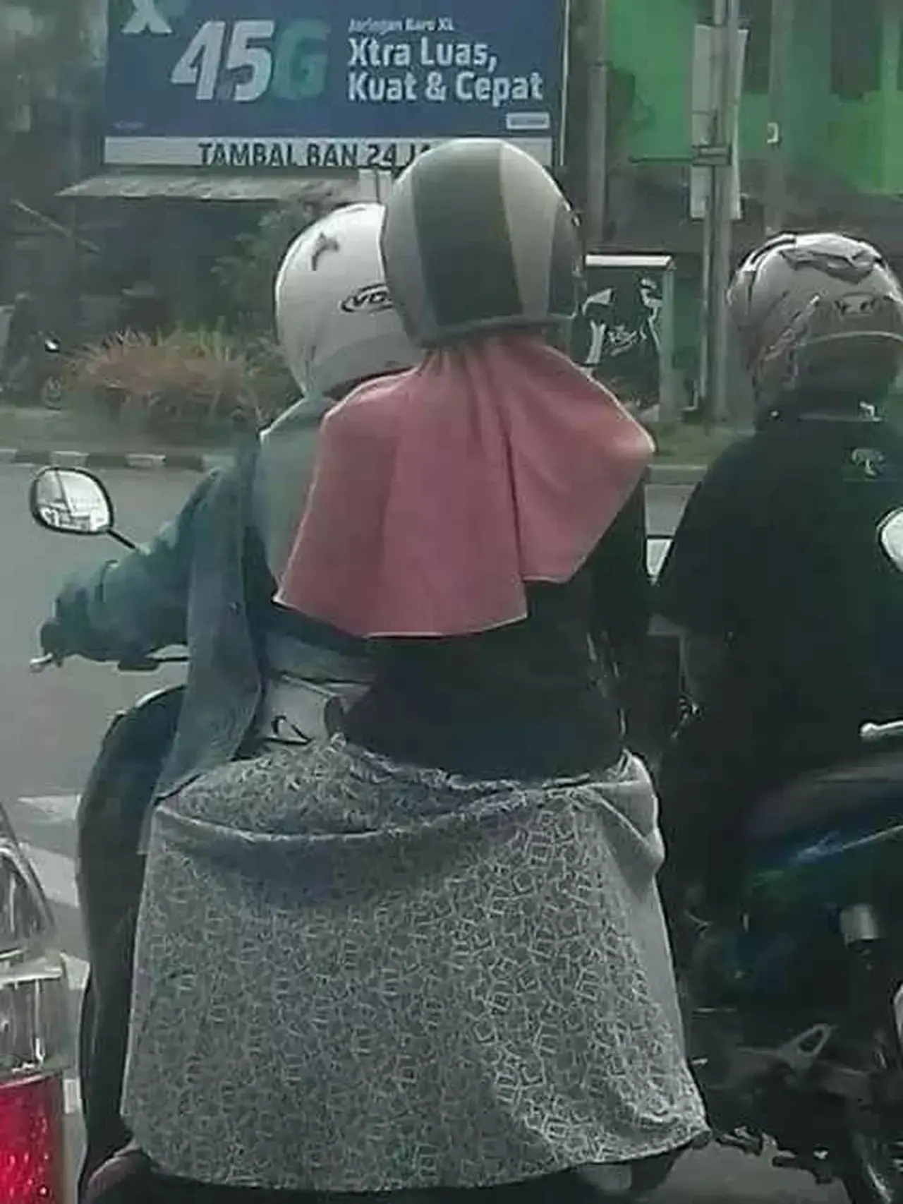 Kumpulan Potret Aksi Ibu-Ibu di Jalan Raya Naik Motor yang Bikin Geleng-Geleng Kepala - Otomotif ...