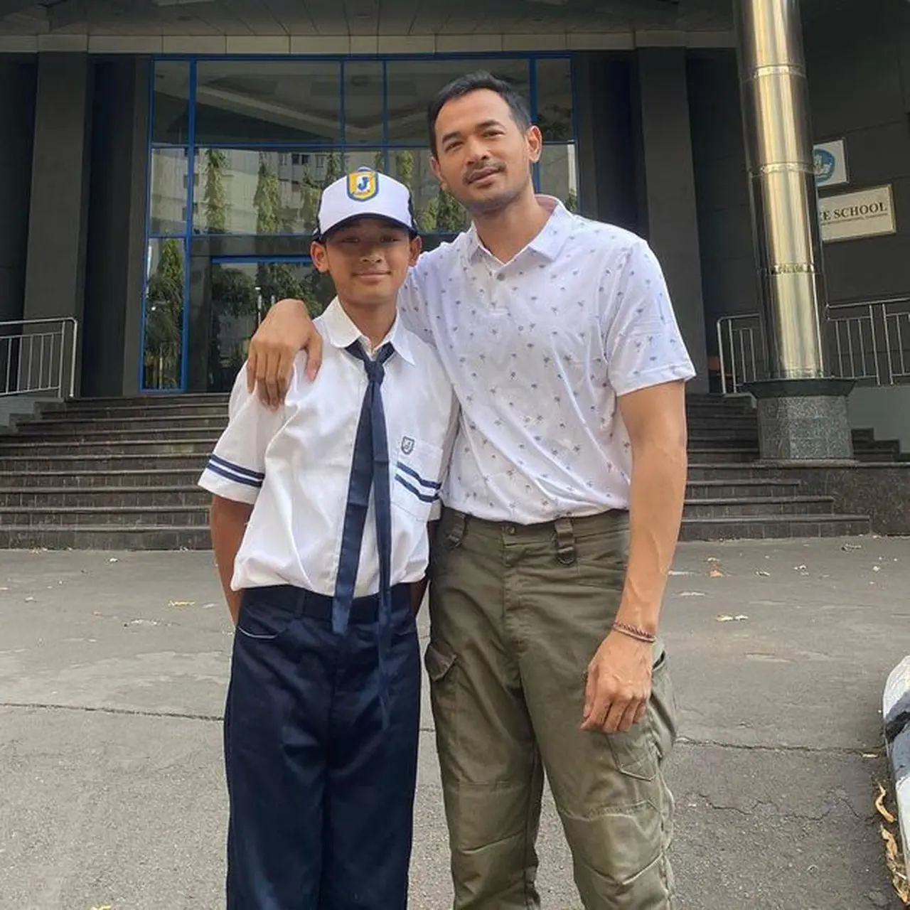 6 Potret Artis Indonesia Saat Mengantar Anak ke Sekolah