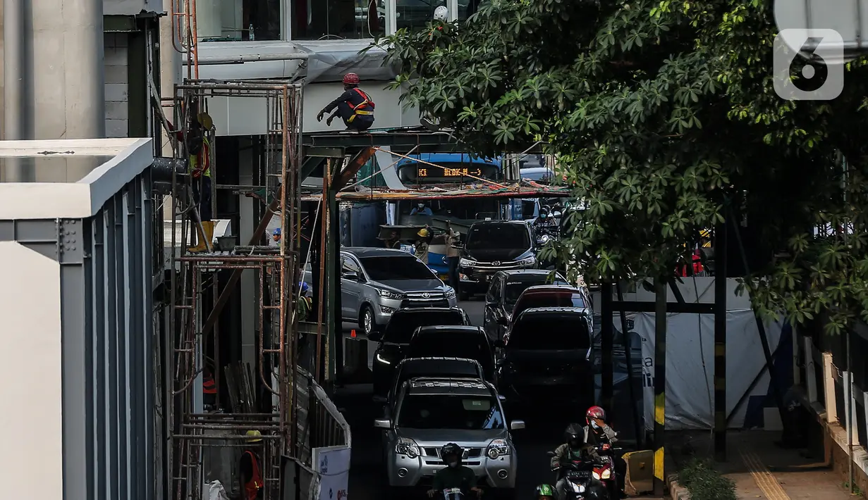 FOTO: Menengok Progres Pembangunan Halte CSW - Foto Liputan6.com