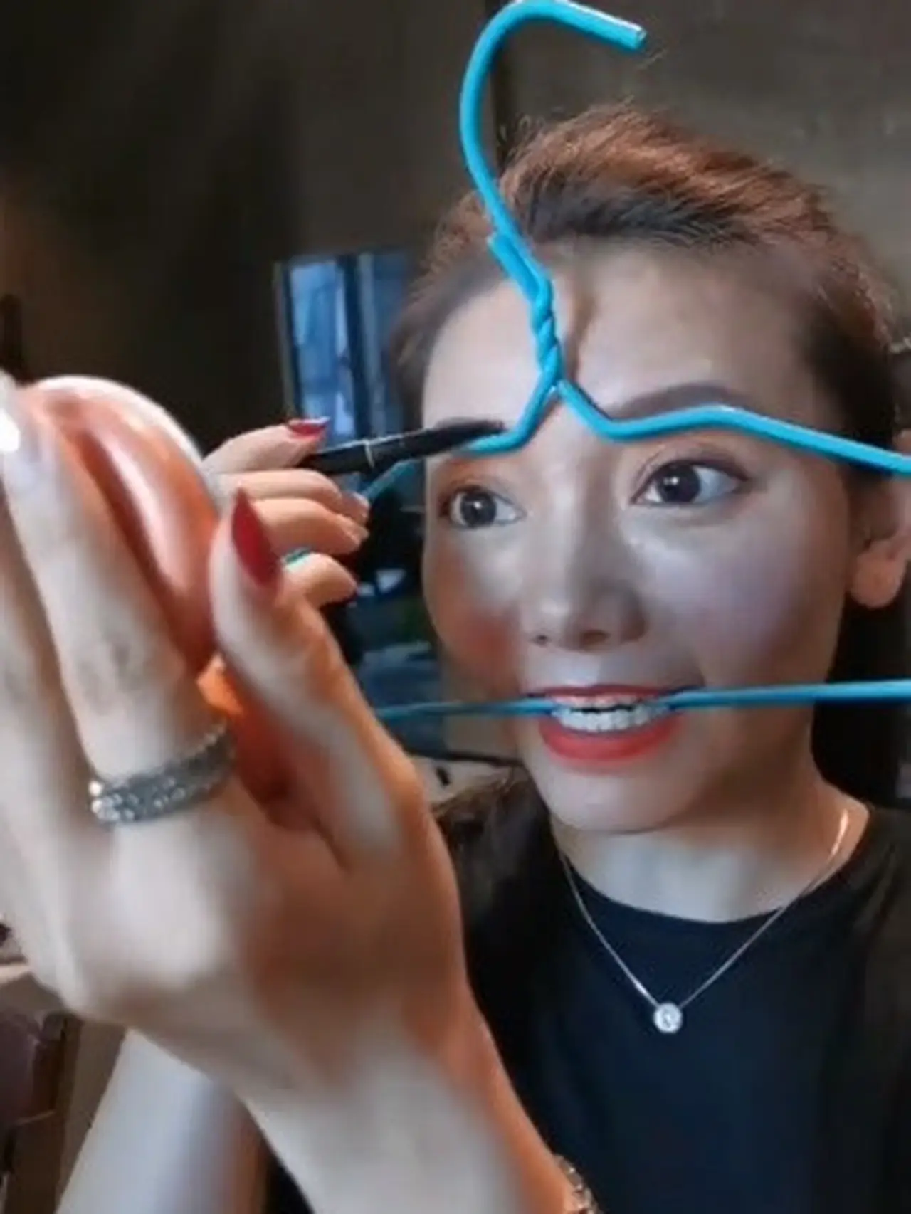 Antimainstream, Lihat Cara Unik Wanita Ini Bikin Alis Agar Simetris ...