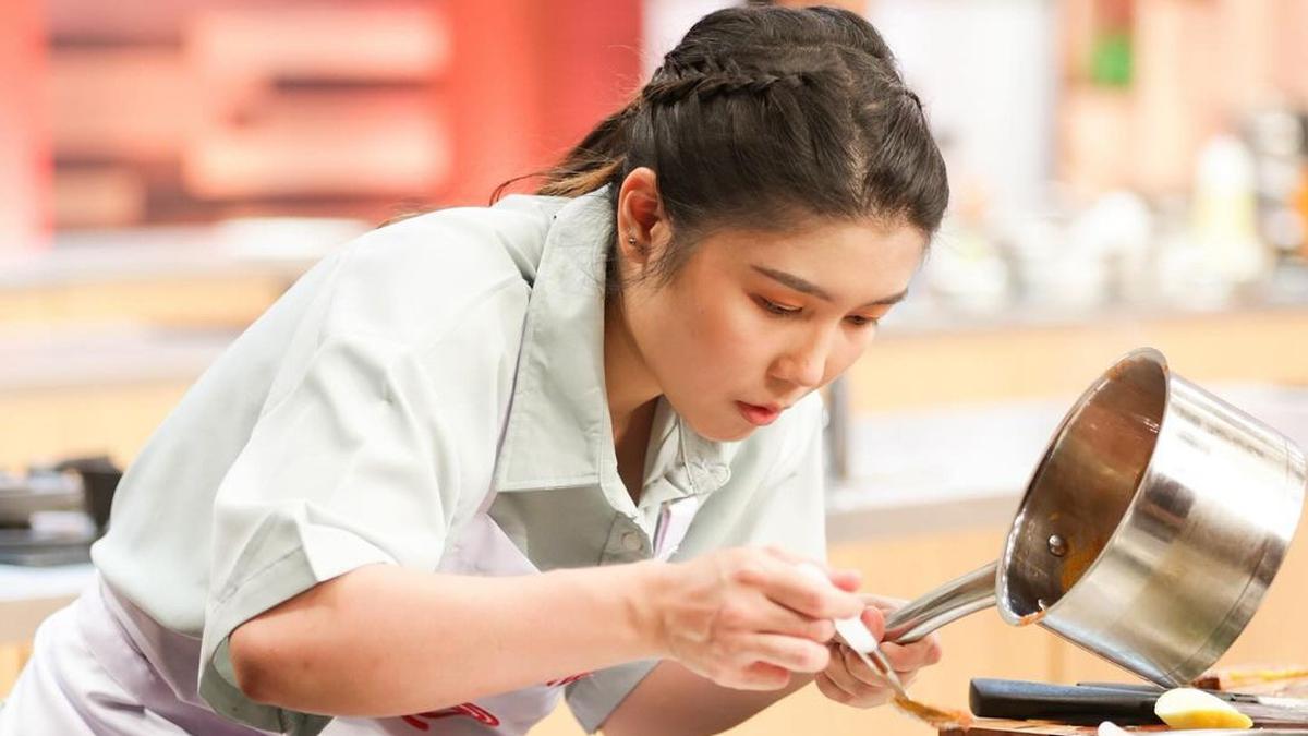 6 Potret Serius Belinda Pemenang MasterChef Season 11 saat di Dapur ...