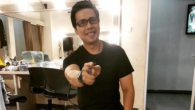 7 Potret Terbaru Joe Sandy The Master, Masih Single di Usia 46 Tahun