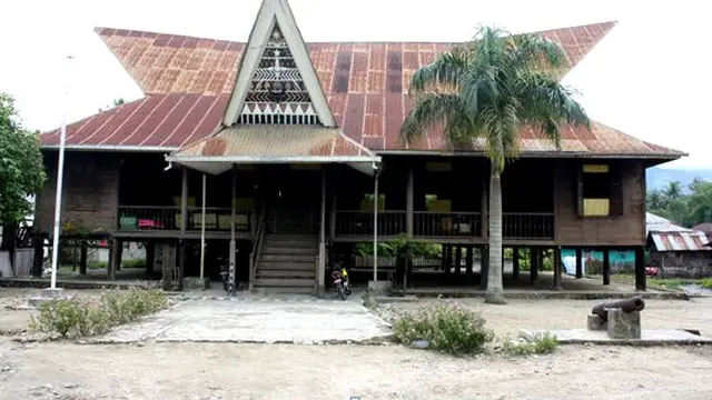 Mengenal Bangunan Bagas Godang Suku Mandailing, Disangga Tiang Berjumlah Ganjil - Regional ...