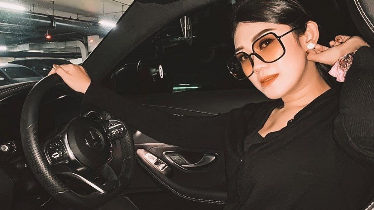 Gaya Glamor Oline Mendeng, Dulu Terkenal Perankan Susi di Serial Sitkom OB