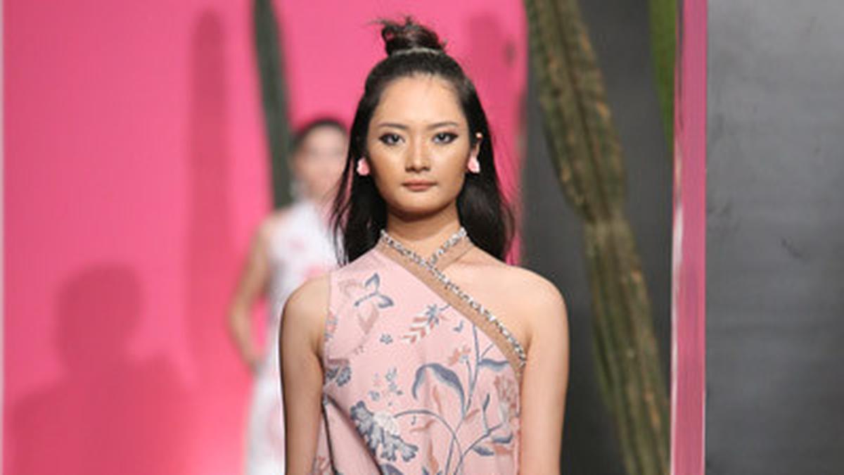 Kecintaannya pada Kain Batik, Membuat Koleksi Dea Valencia Unik dan ...