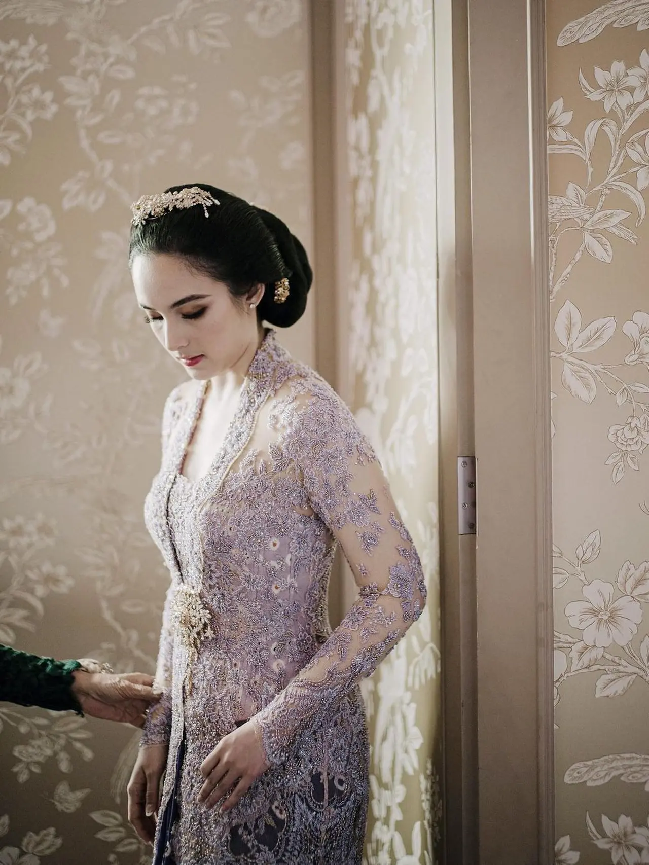 7 Model Baju Kebaya Brokat Ala Artis yang Trendy, Tampil Anggun dan ...