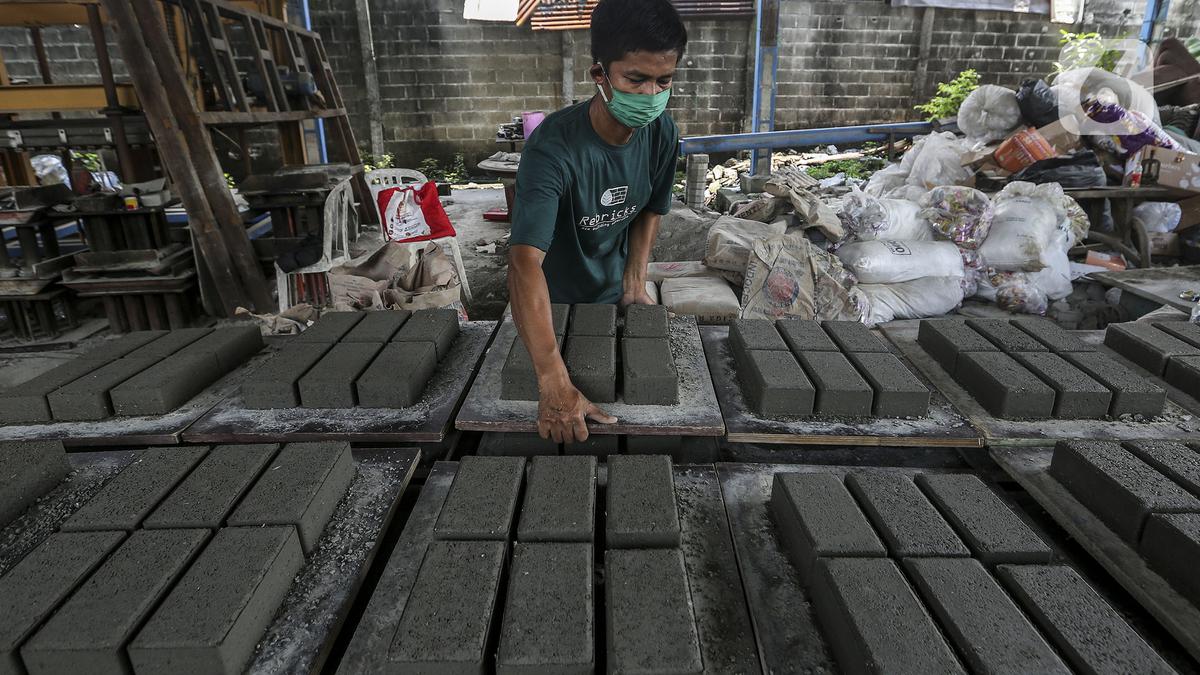 FOTO: Mengintip Pembuatan Paving Block Berbahan Sampah Plastik - Foto Liputan6.com