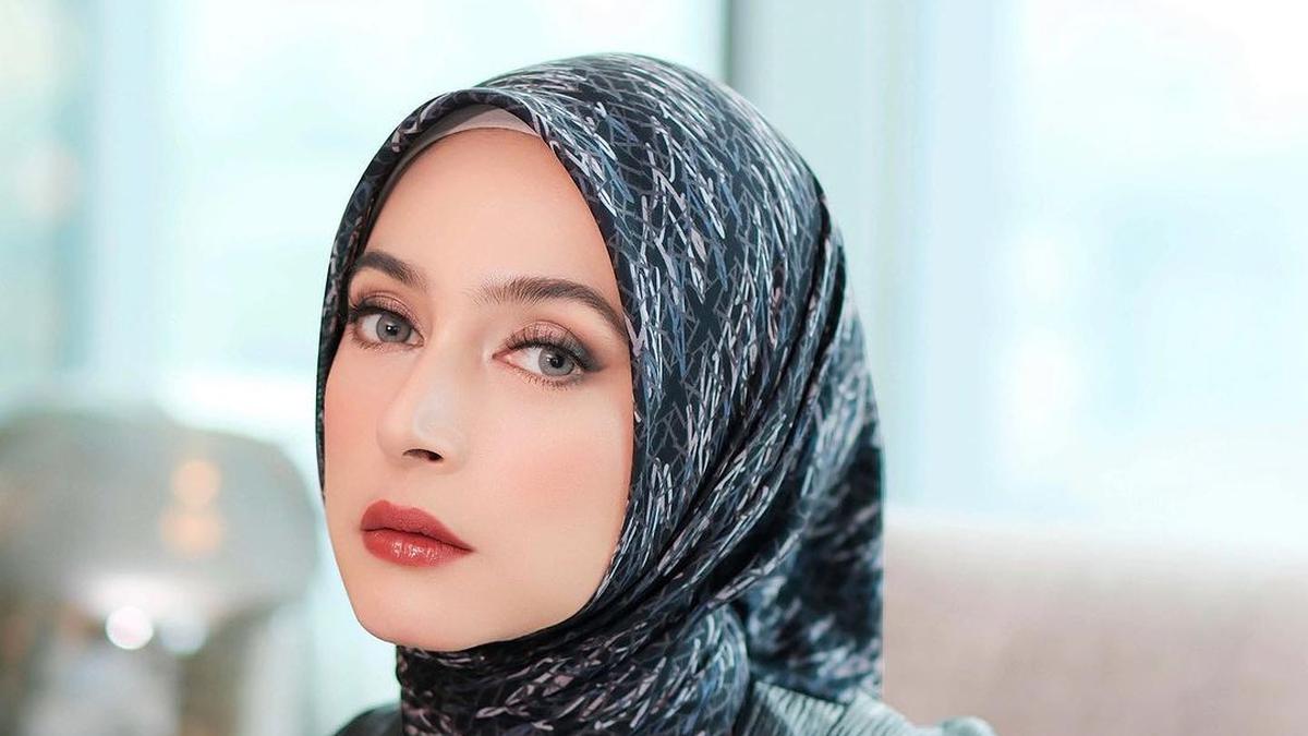 8 Potret Tampilan Nabila Syakieb Pakai Hijab, Disebut Barbie Arab ...