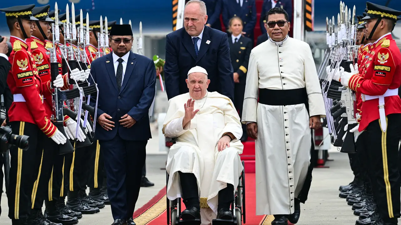 Jam Tangan Murah Paus Fransiskus Curi Perhatian Saat Kunjungan ke ...