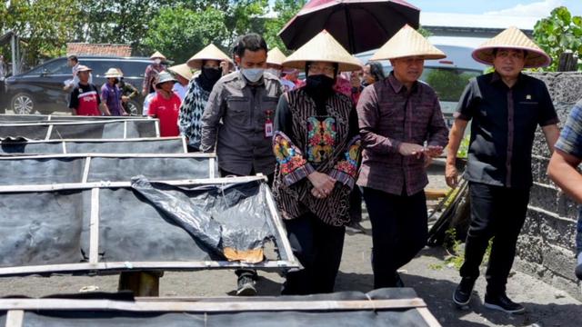 Ubah Jadi Kosmetik, Solusi Mensos Risma Jawab Over Stock Garam ...