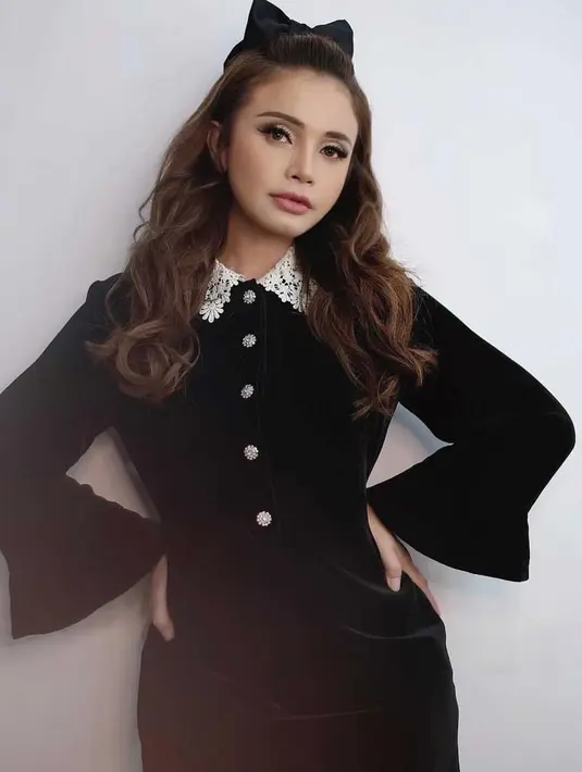 FOTO: Gaya Rossa dalam Balutan Busana Vintage, Makin Memesona - Foto ...