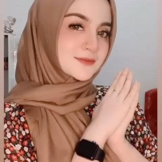 6 Gaya Irenne Ghea saat Pakai Hijab Ini Tampil Memesona - Surabaya Liputan6.com