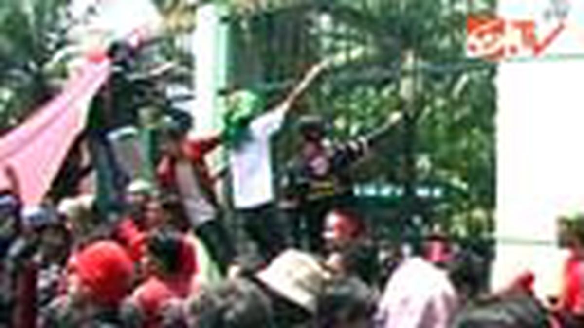 Pagar Gedung DPR Terus Digoyang - Video Liputan6.com