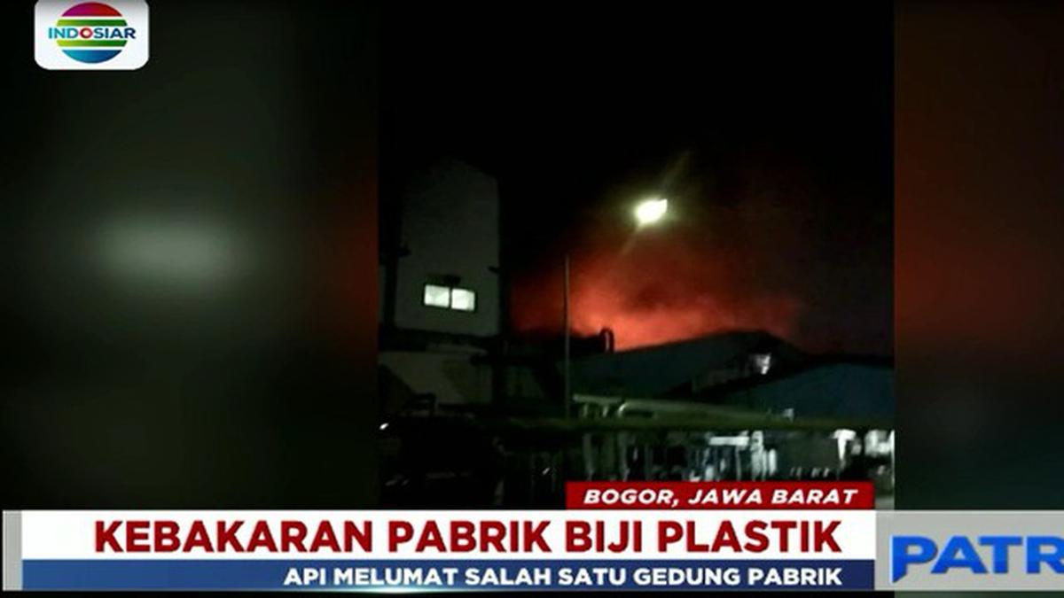 Pabrik Biji Plastik di Citeureup Dilalap Si Jago Merah - News Liputan6.com