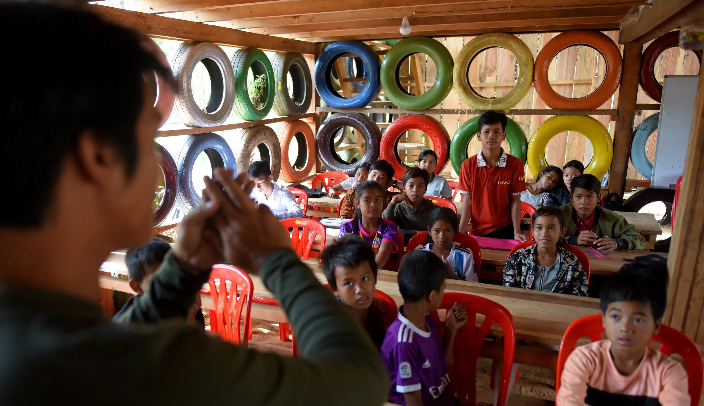FOTO: Sekolah di Sini Siswanya Cukup Bayar Pakai Sampah - Foto Liputan6.com