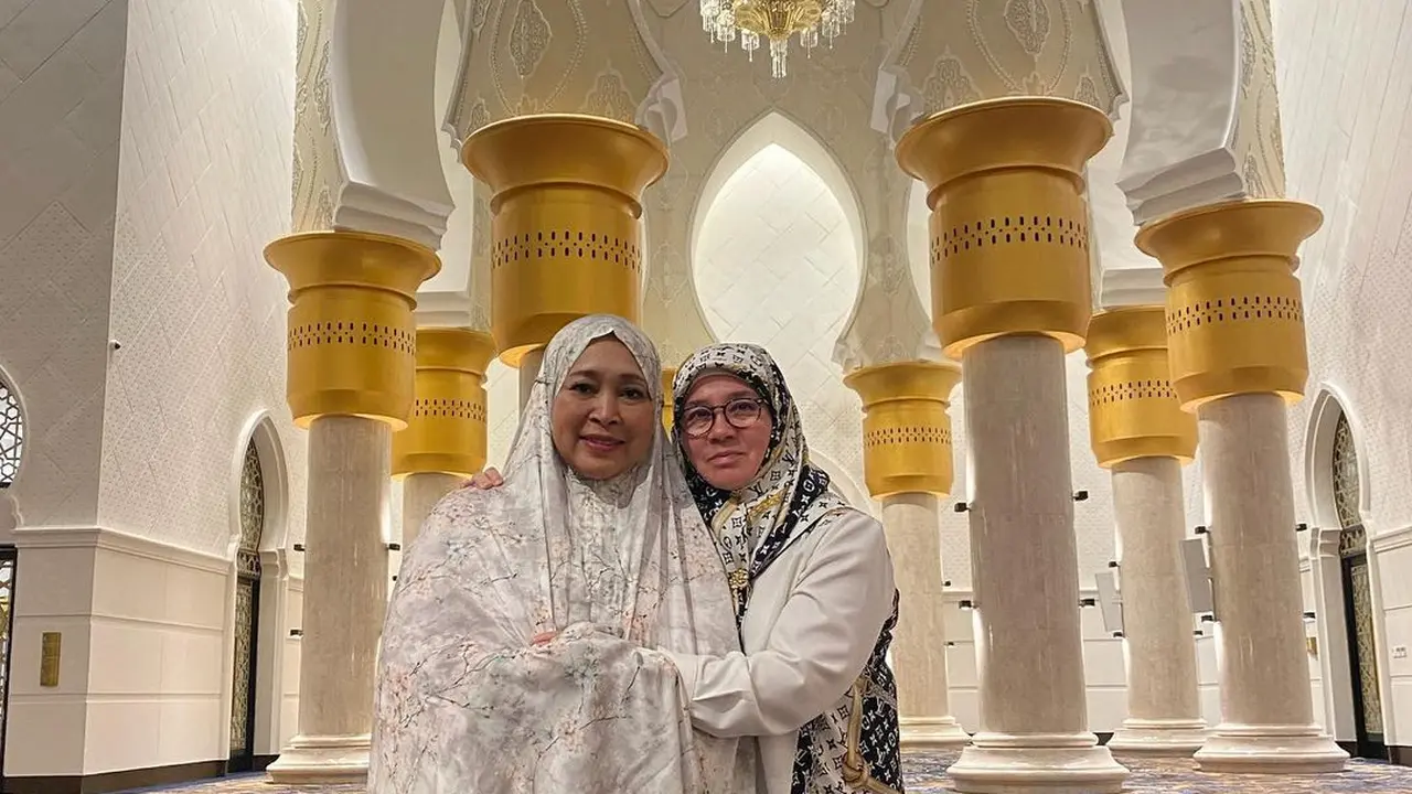 6 Potret Titiek Soeharto di Masjid Raya Sheikh Zayed Solo, Salat Bareng Istri Raja Yang ...