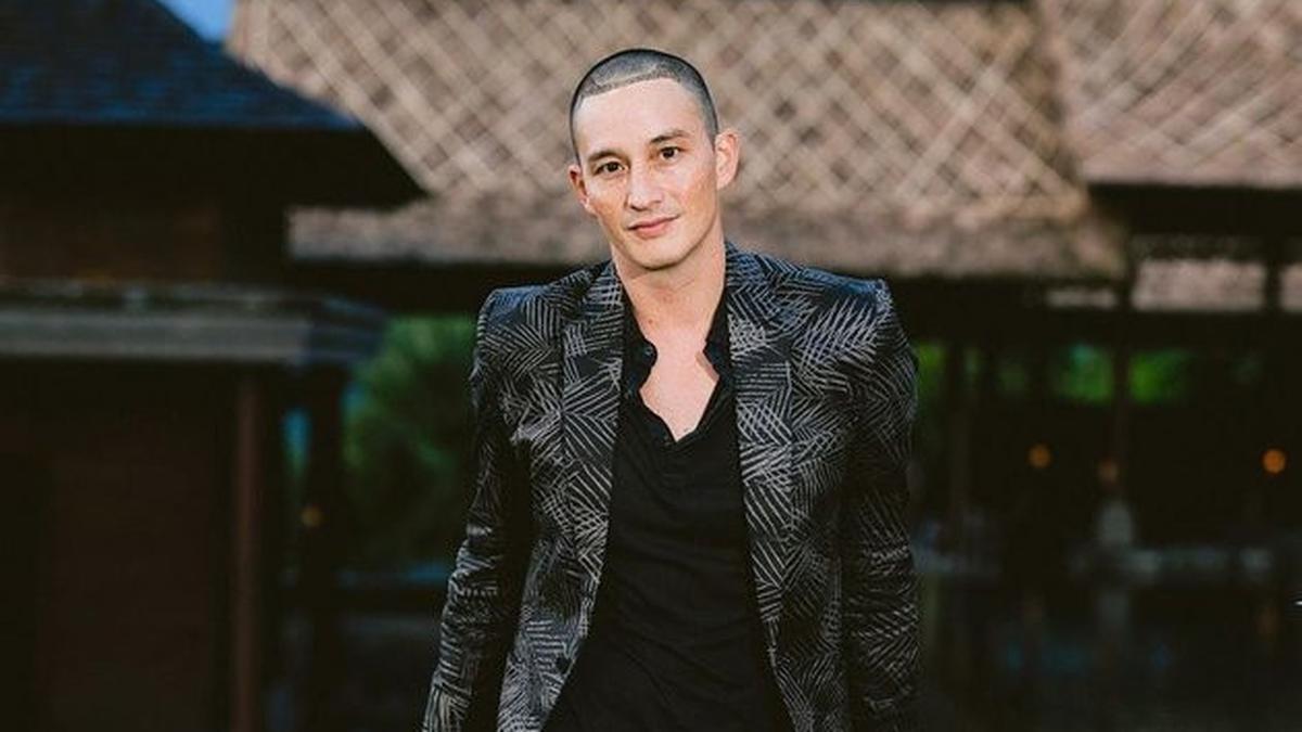 10 Potret Transformasi Mike Lewis, Makin Tua Makin Jadi