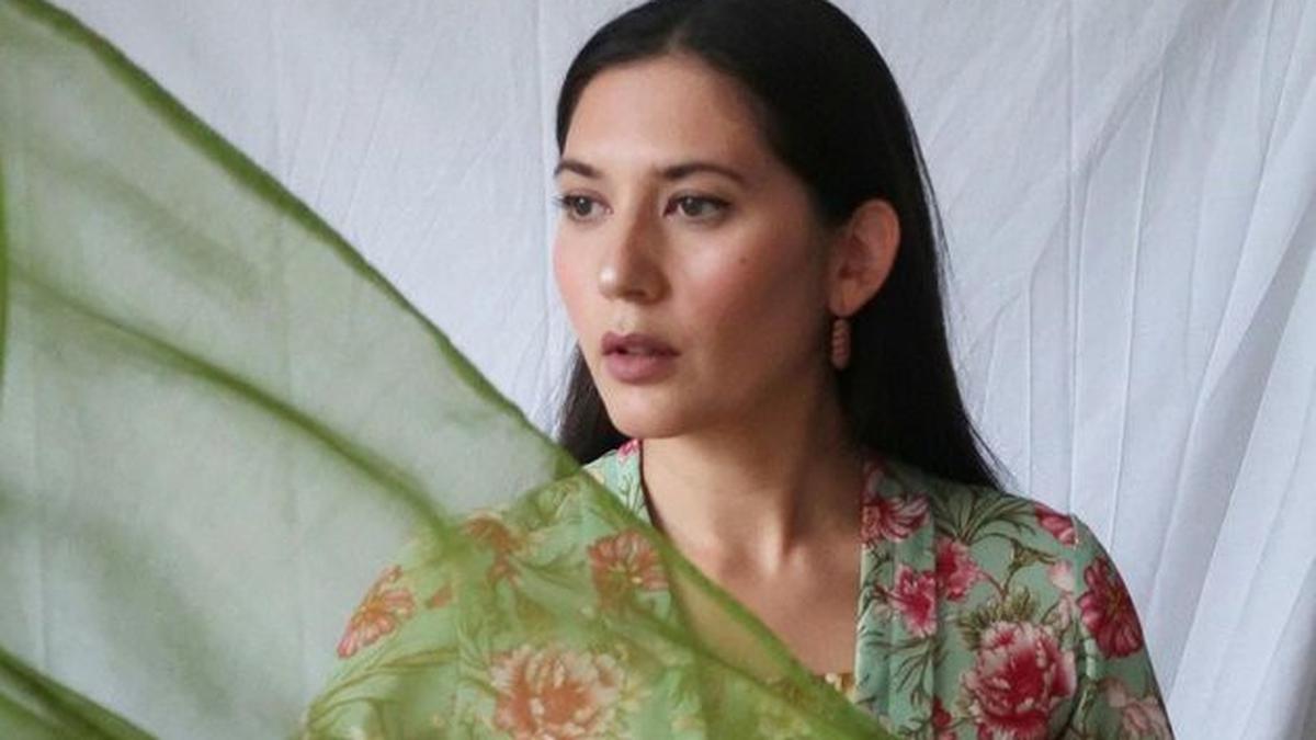 Potret Hannah Al Rashid yang Kini Menetap di London, Bangga Pakai Kebaya