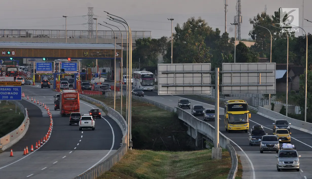 FOTO: Arus Balik Pemudik Mulai Terlihat di Tol Trans Jawa - Foto ...