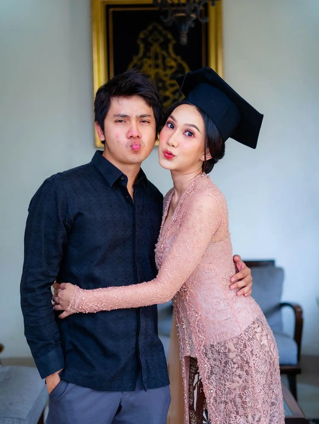 Ditemani Kekasih, Pesona Raissa Ramadhani Saat Wisuda Ini Curi ...