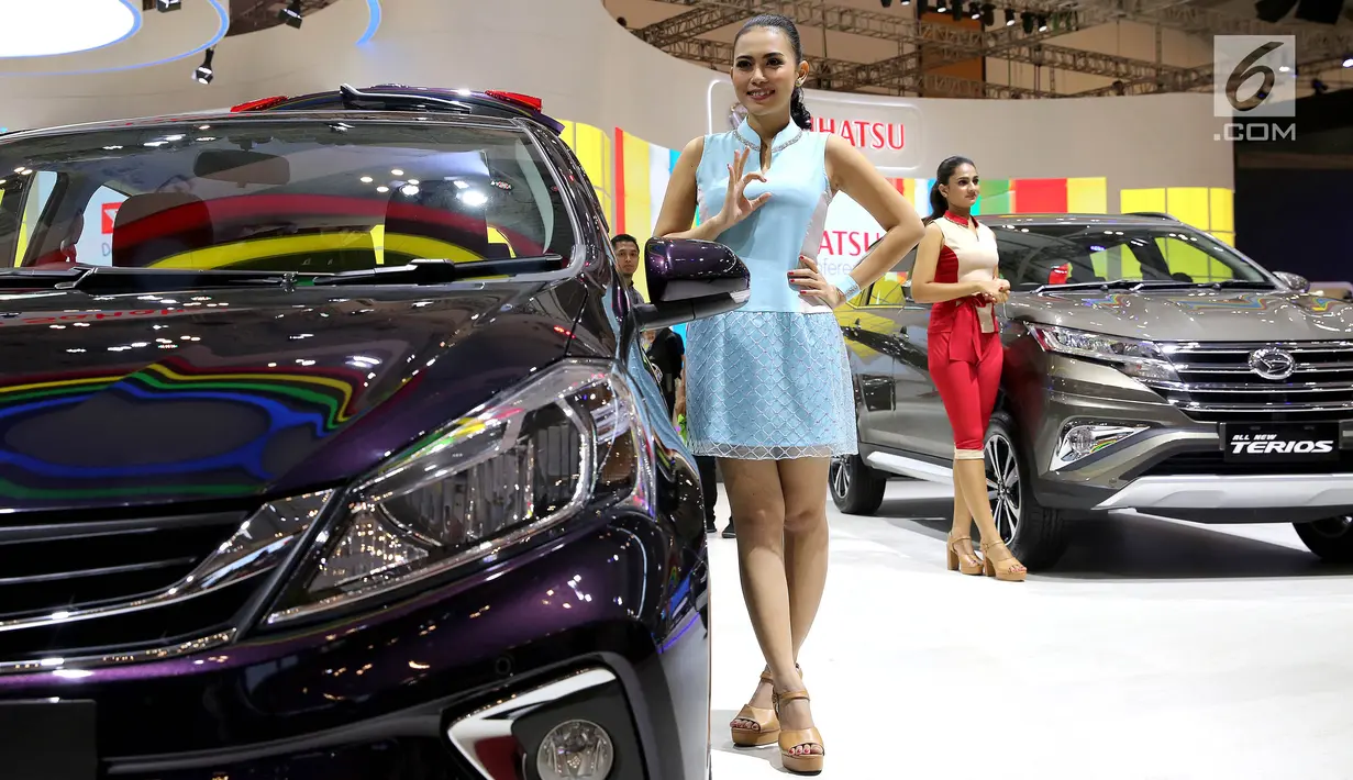 FOTO: Pesona Model Cantik Hiasi Pameran Mobil GIIAS 2018 - Foto ...