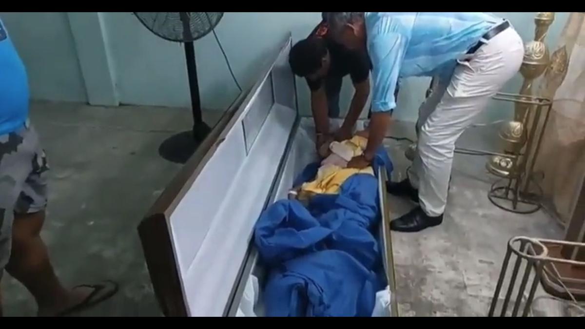 Bangkit dari Kematian, Wanita Ini Ketuk Peti Mati dari Dalam - Hot Liputan6.com