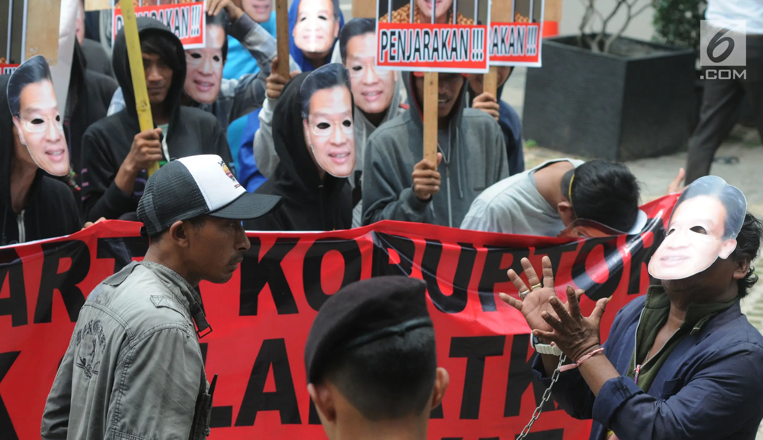 FOTO: Aksi Massa Bertopeng James Riady di Depan Gedung KPK - Foto ...