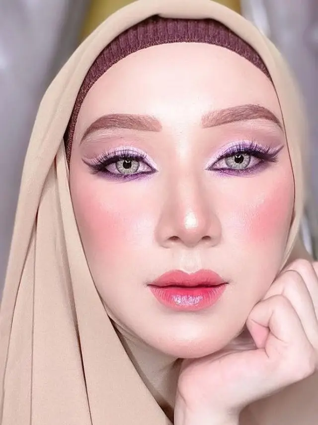 Biasa Natural, Ini 6 Potret Indri Giana Pakai Makeup Tebal yang Bikin Pangling - Hot Liputan6.com