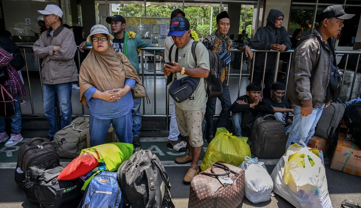 H-7 Lebaran, Ribuan Pemudik Tiba di Pelabuhan Tanjung Perak Surabaya ...