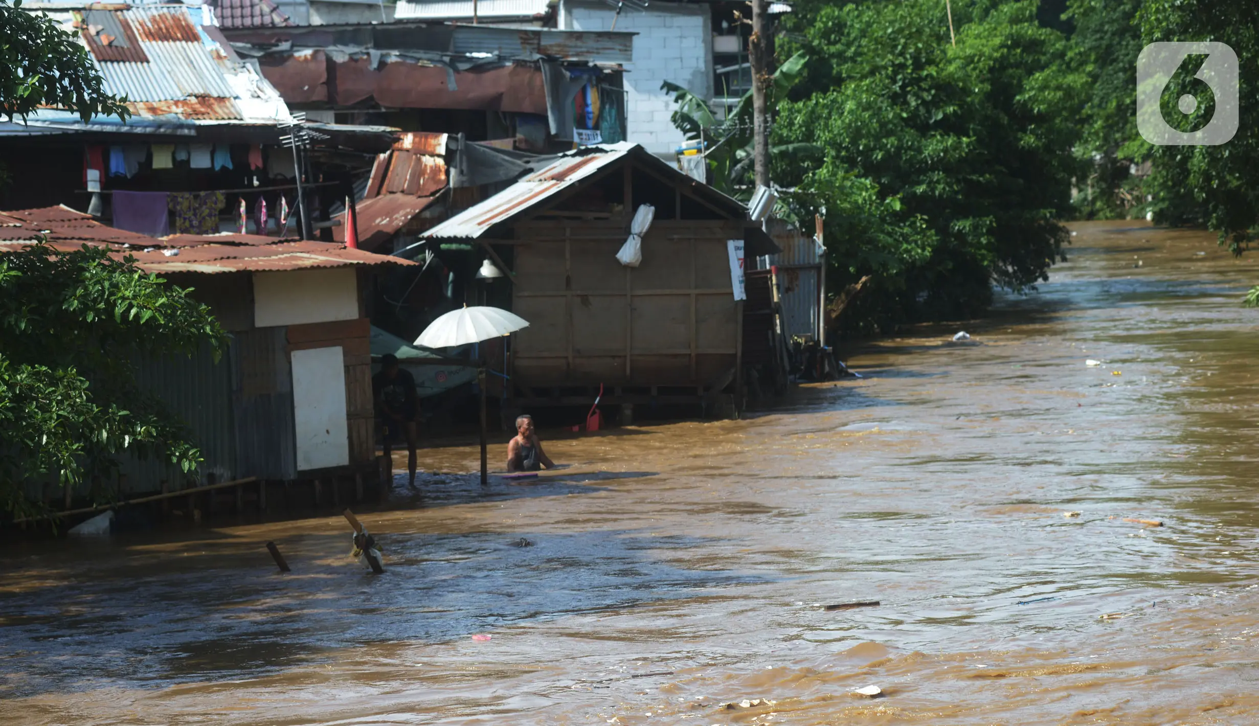 FOTO: Bersih-Bersih Lumpur Sisa Banjir di Bukit Duri - Foto Liputan6.com