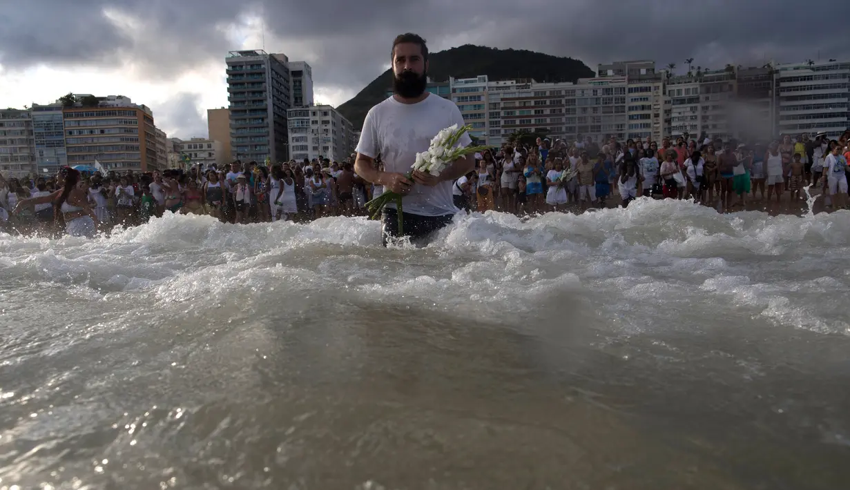 FOTO: Ritual untuk Dewi Laut Menyambut Tahun Baru di Brasil - Foto ...