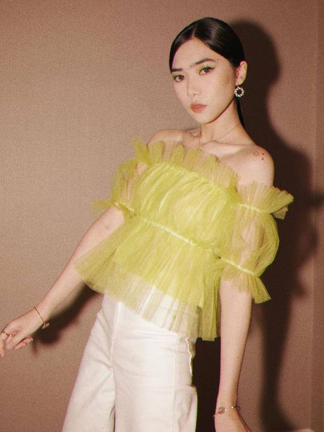 6 Gaya Busana Retro Isyana Sarasvati, Tampil Stylish - Hot Liputan6.com