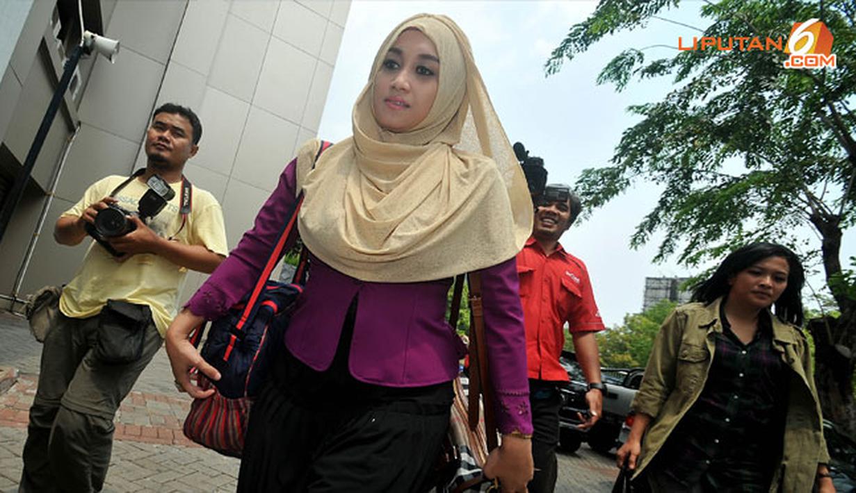 Sefti Sanustika Datangi Fathanah Setelah Dituntut 17,5 Tahun - Foto Liputan6.com